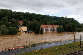 Entire Polish city of 44,000 asked to evacuate as Storm Boris floods ...