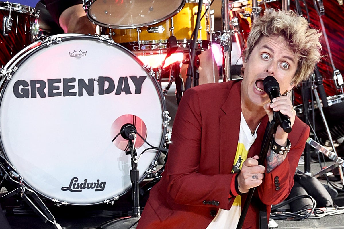 Billie Joe Armstrong Throws Green Day Fan Off Stage For Playing Oasis