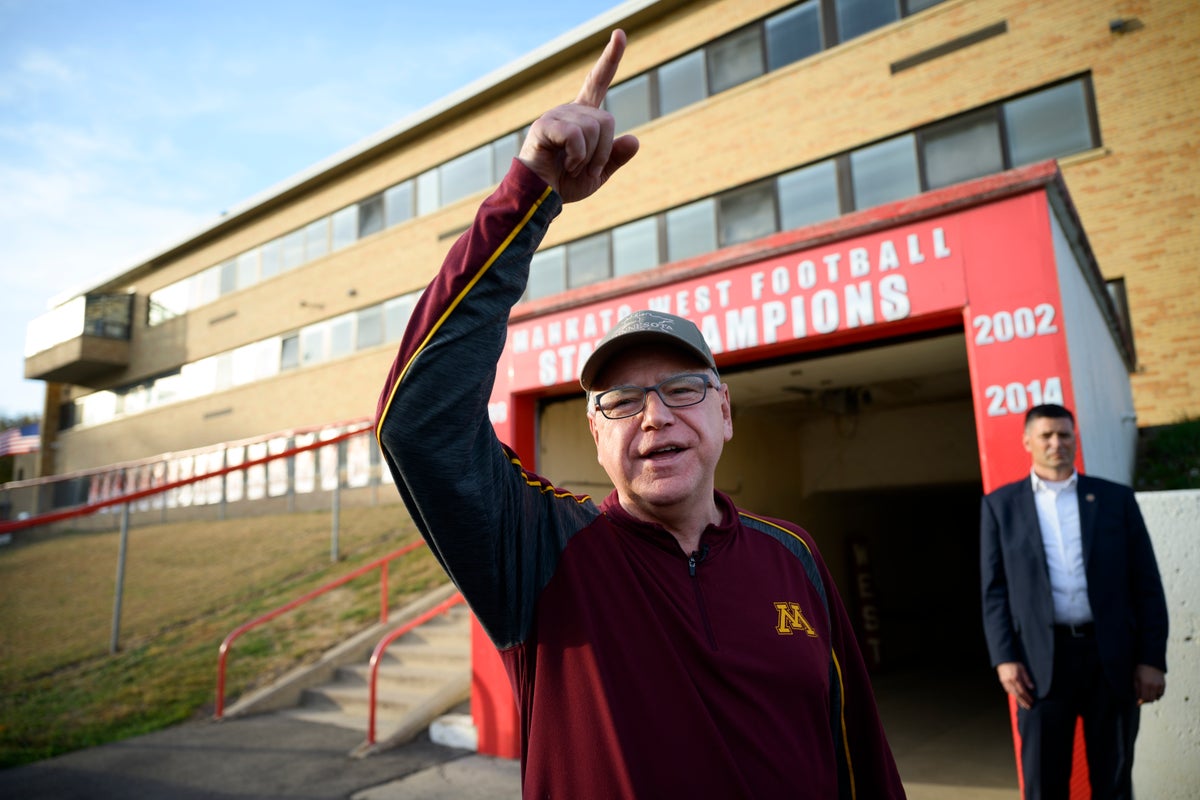 Walz tramps through tall grass on Minnesota's pheasant hunting season ...