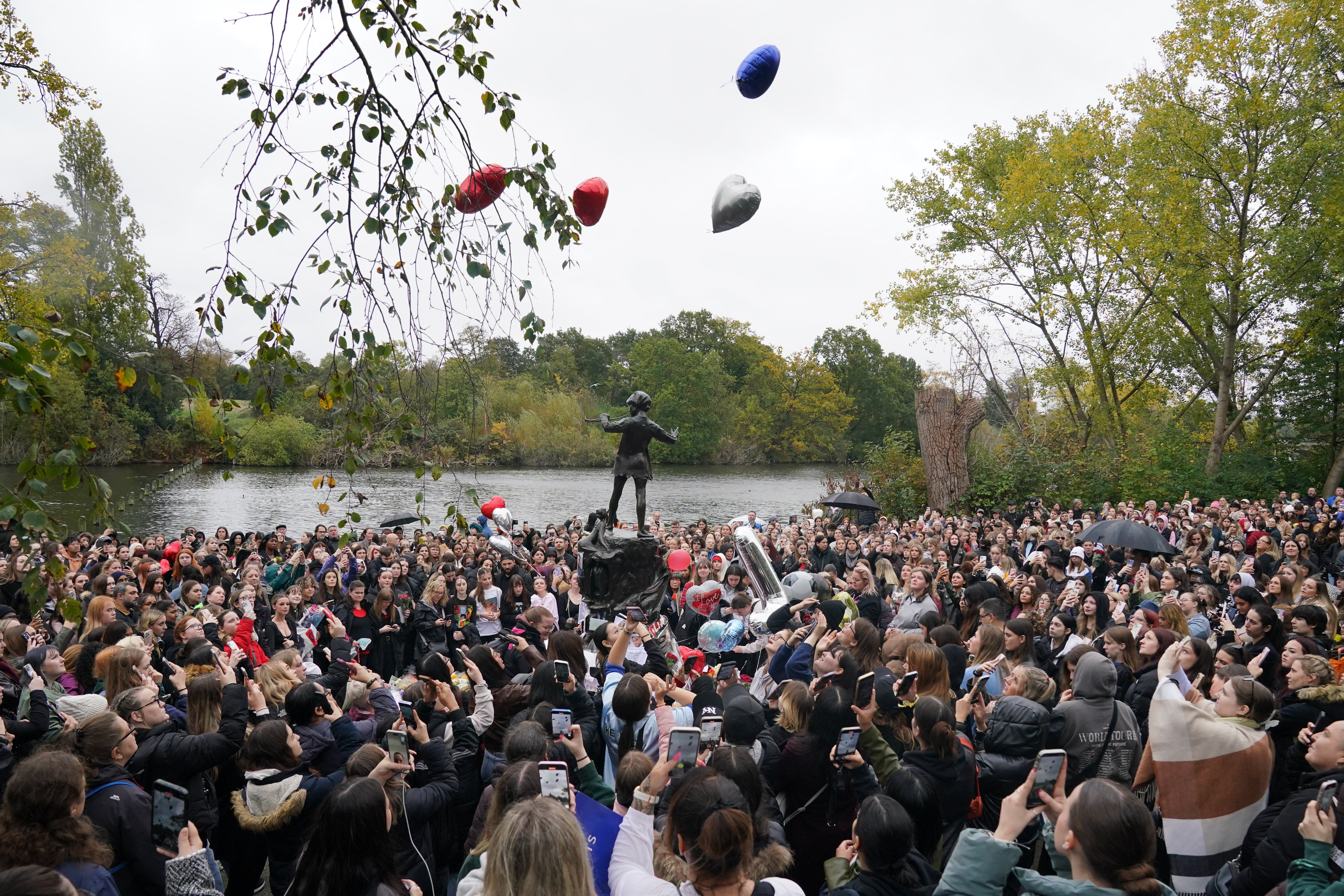 Thousands of Liam Payne fans hold memorials worldwide for One Direction ...