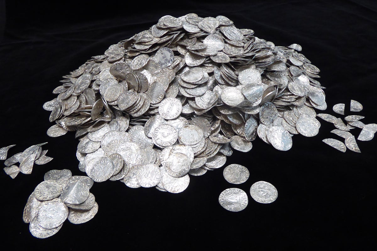 2,500 Norman coin hoard becomes England’s most valuable treasure find ...