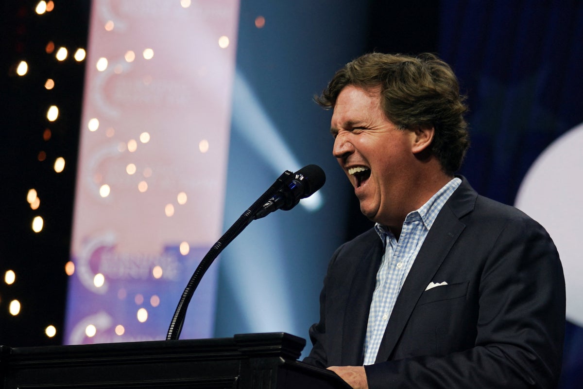 Tucker Carlson amps up MAGA crowd by comparing Trump to a ‘dad’ giving ...