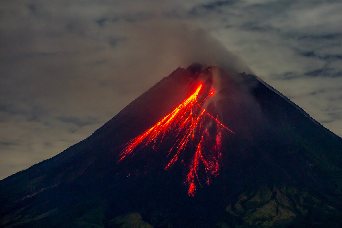 Mount Lewotobi Laki Laki: Indonesian rescuers search for survivors ...