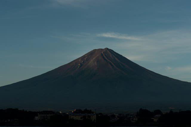 Mount Fuji is still without its snow for the first time in 130 years ...