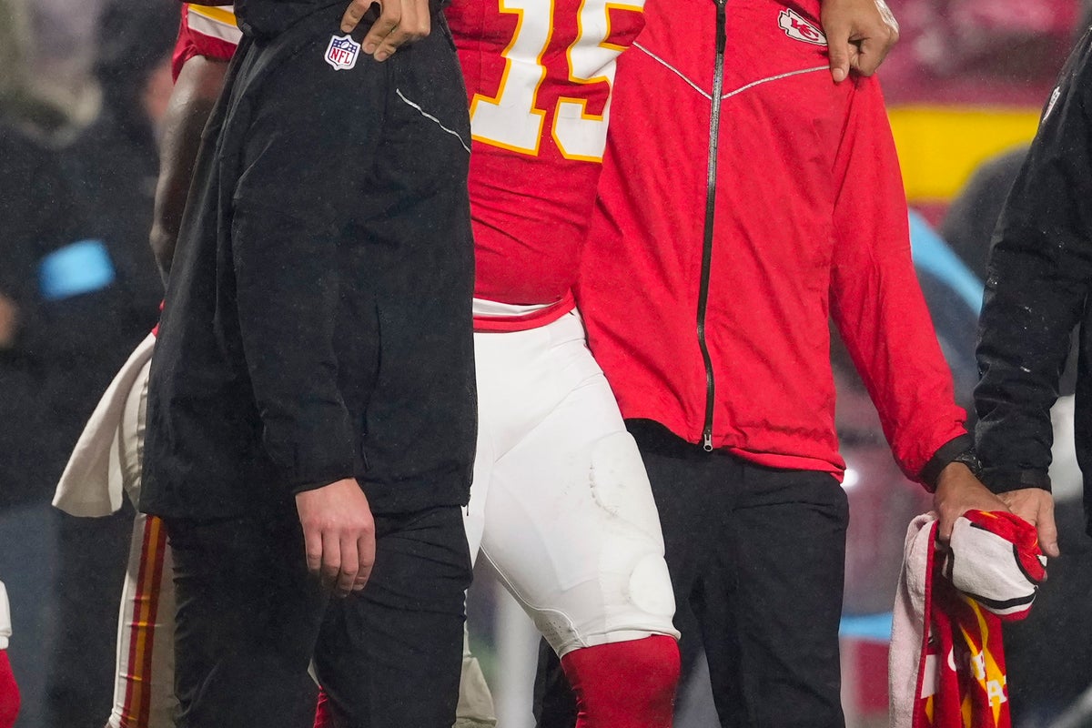 Chiefs' Mahomes practicing as usual 2 days after tweaking his ankle in ...