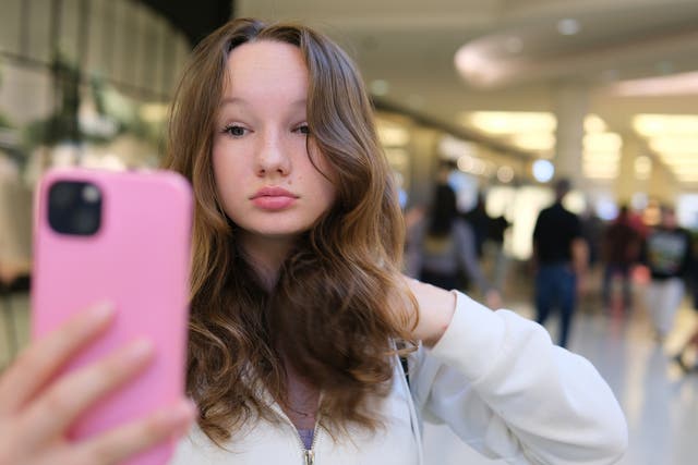 How selfie-editing apps like Facetune are encouraging young women to ...