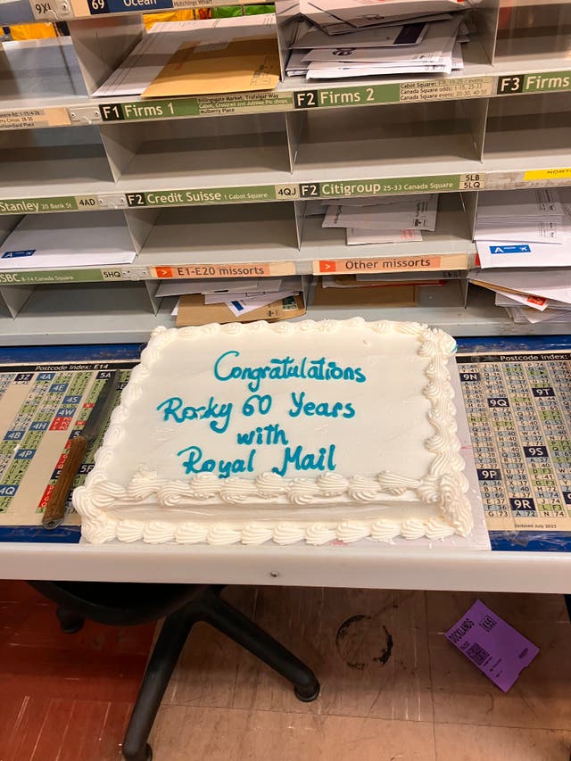 Britain’s longest-serving Royal Mail postman delivers his last presents ...