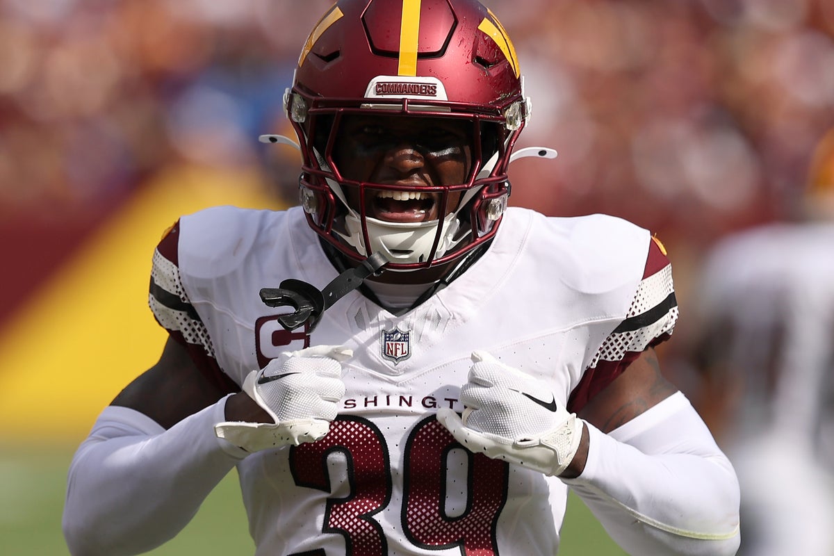 Commanders player Jeremy Reaves proposes to girlfriend on field after ...