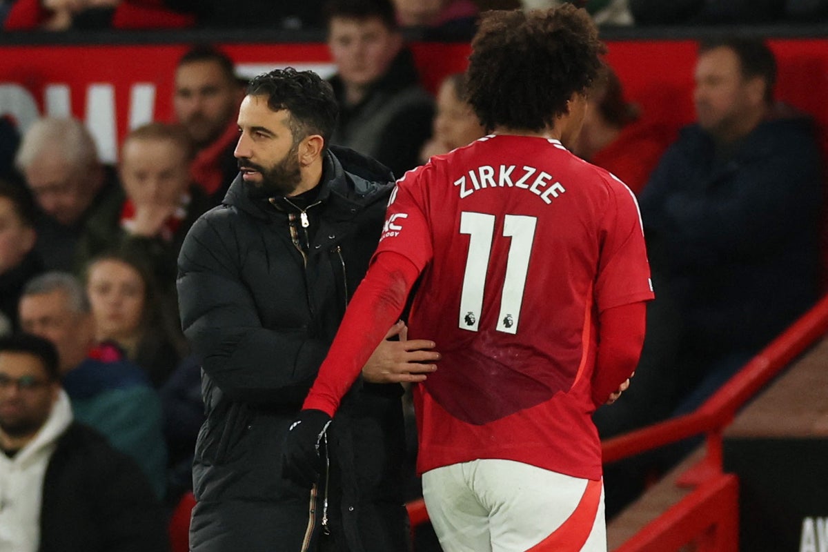 Manchester United fans boo Joshua Zirkzee off as striker subbed before ...
