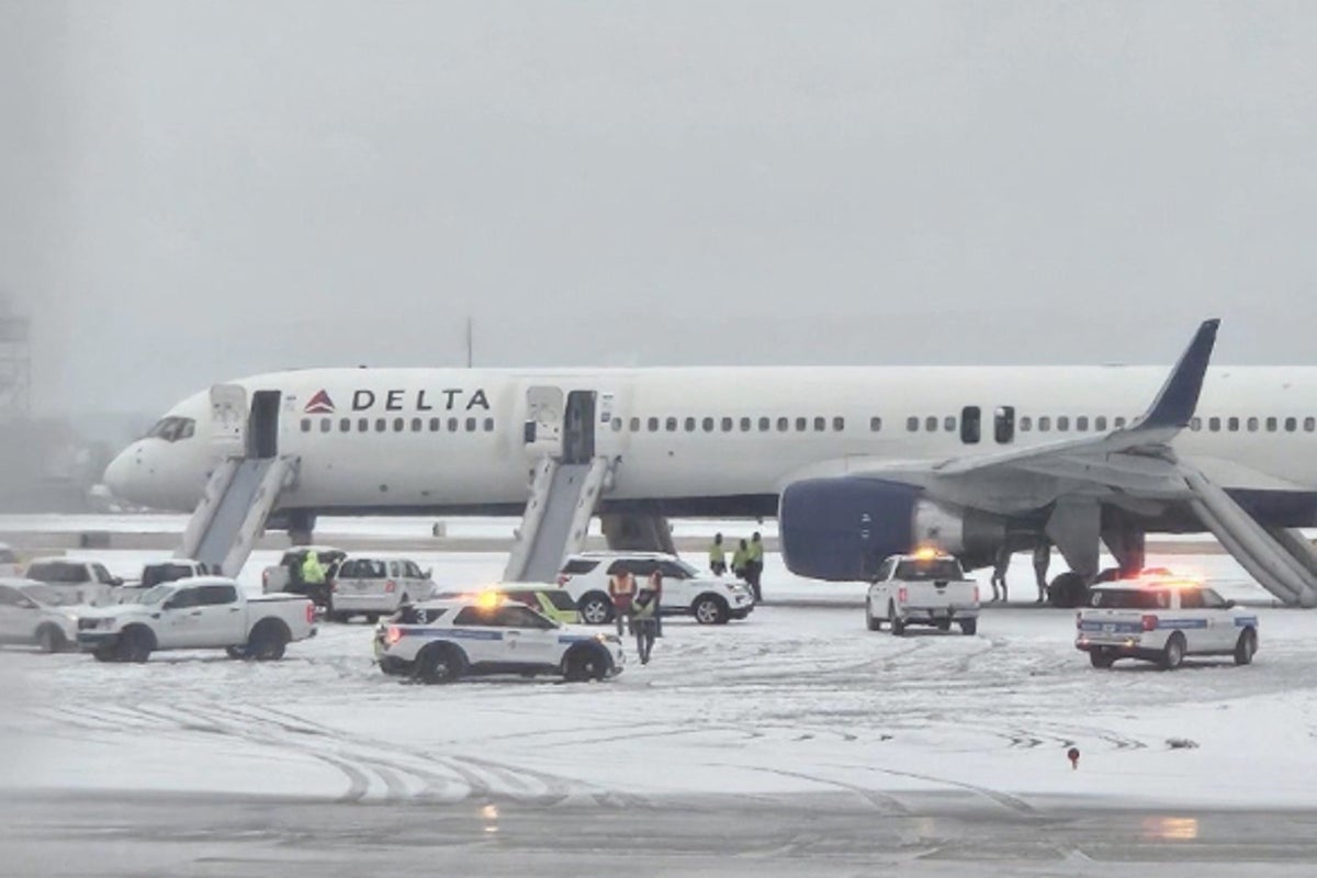 200 passengers forced to evacuate Delta plane on emergency slides due ...