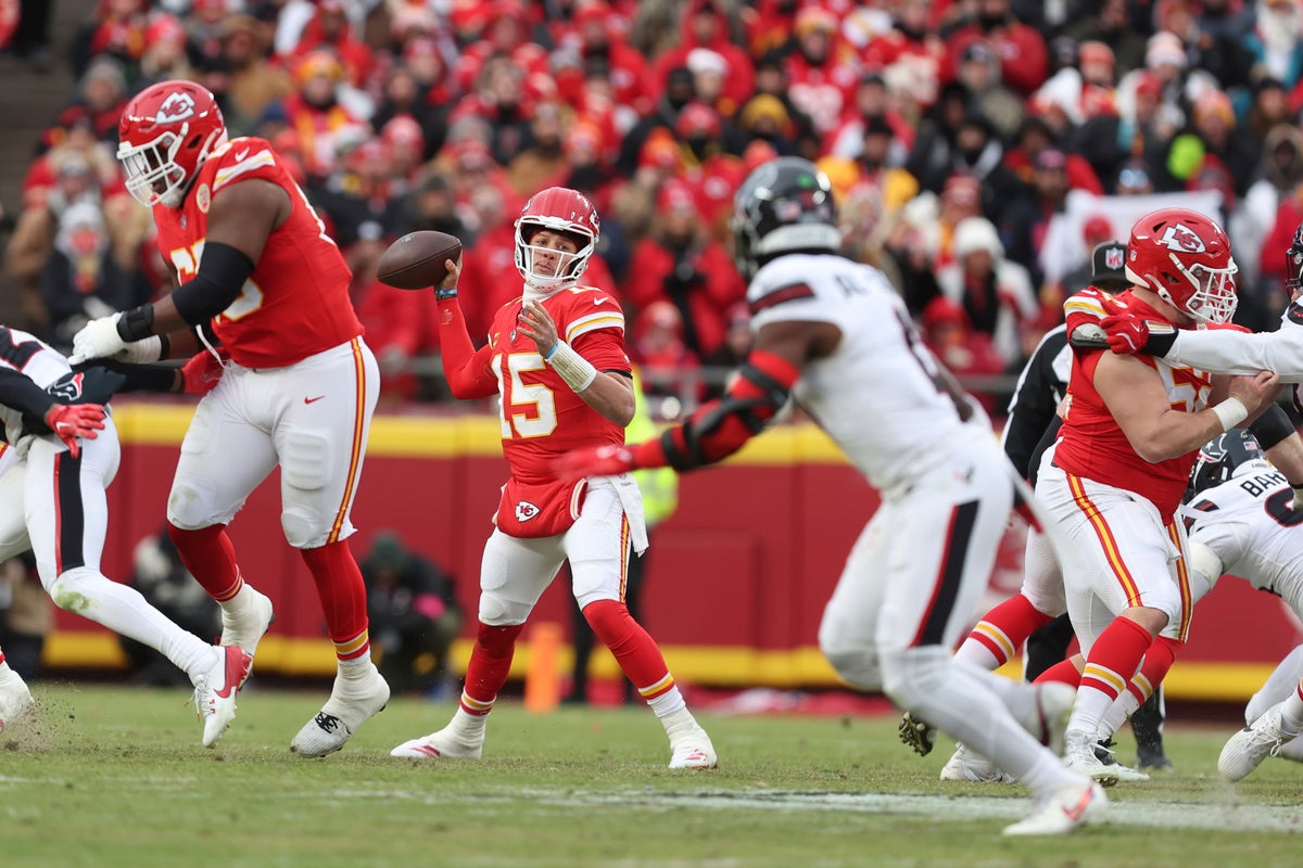 Mahomes and Kelce help Chiefs to a 23-14 win over Texans and another ...