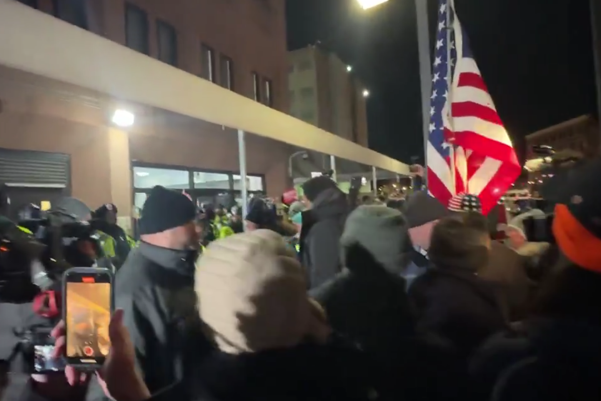Scuffle erupts outside of DC jail housing Jan 6 inmates as families and ...