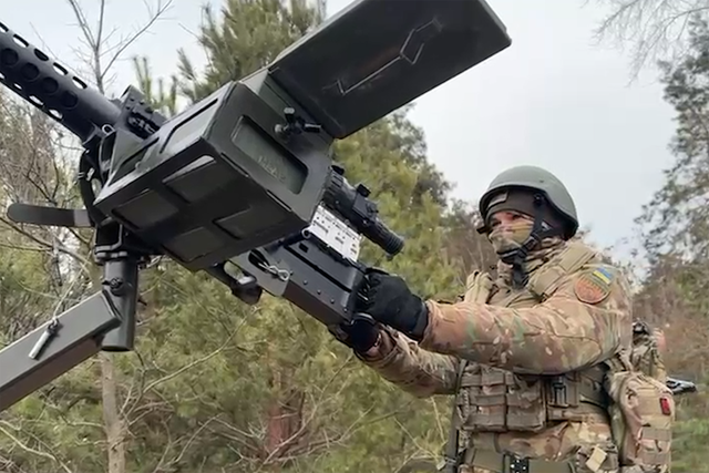 The defenders of Kyiv using World War Two-style machine guns on farm ...
