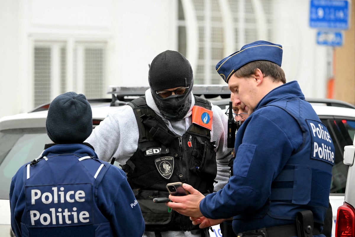 Belgian police hunt for masked gunmen after shooting…