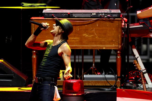 Kid Rock storms off stage after raging at audience for not clapping ...