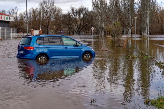 Tourists warned ‘hurricane-force’ winds to hit Canary islands as red ...