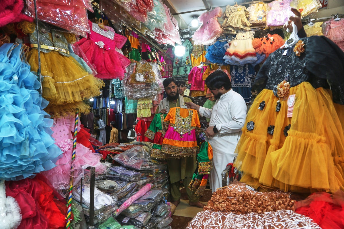 What is Eid al-Fitr and how do Muslims celebrate the Islamic holiday ...