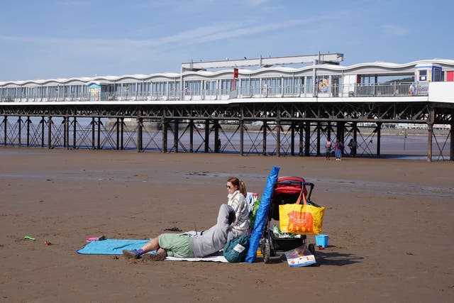 UK on track for driest spring on record as temperatures to hit 25C this ...
