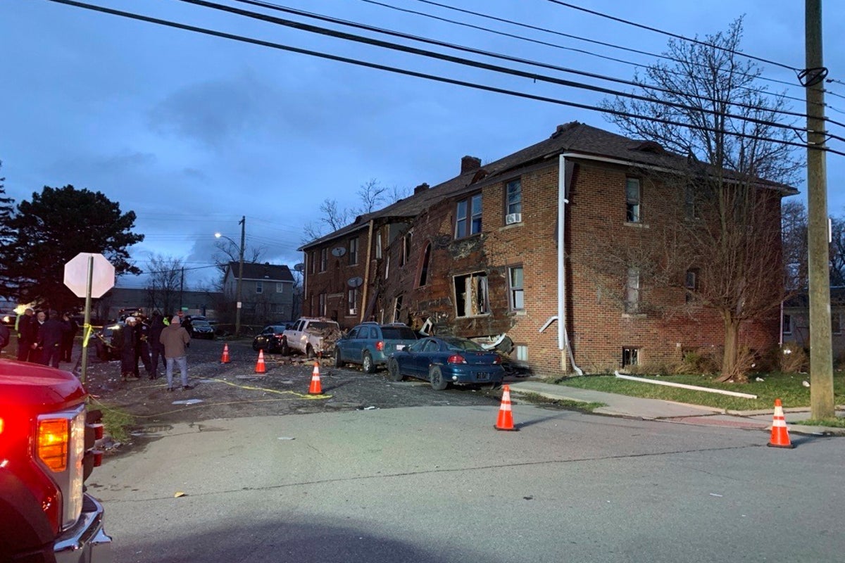 Apparent explosion, fire injures about a dozen in Detroit apartment ...