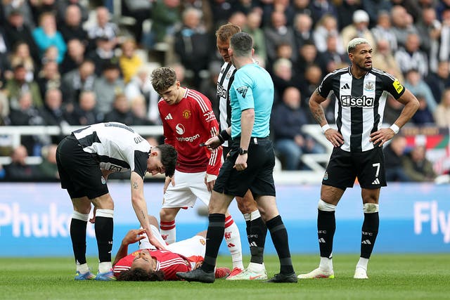 Joshua Zirkzee limps off with injury days before Manchester United’s ...