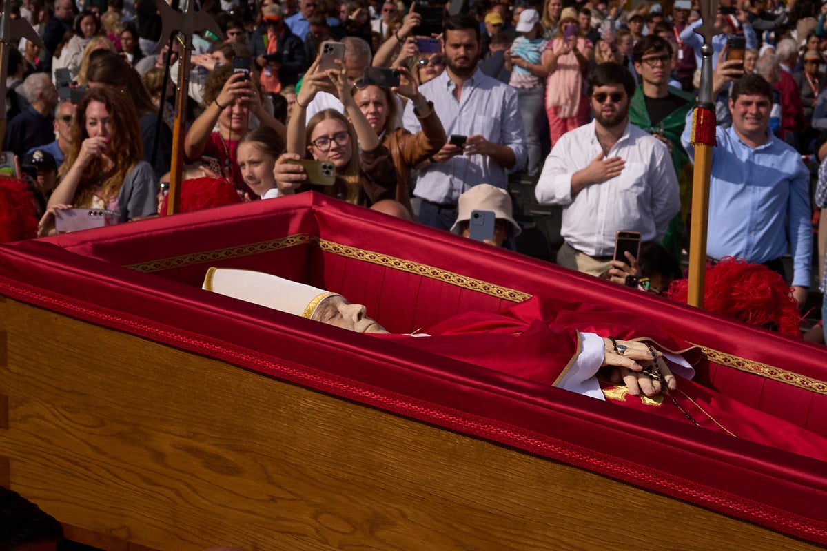 AP PHOTOS: Iconic images of Pope Francis' procession captured by AP ...