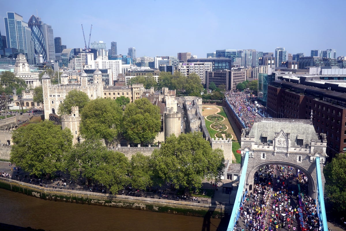 In Pictures: Sun shines for runners in London Marathon | The Independent