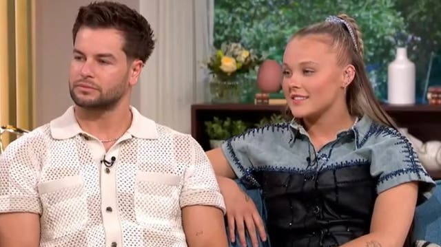 Miley Cyrus divides fans with ‘weird’ joke about JoJo Siwa’s sexuality | The Independent