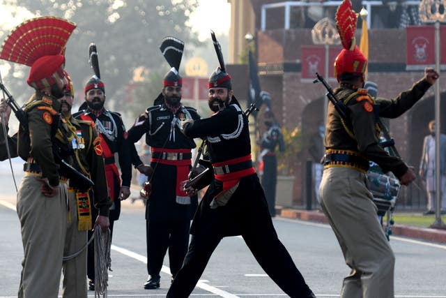 How do India and Pakistan’s armies and nuclear arsenals compare to each ...
