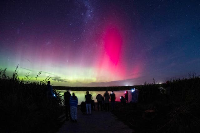Bright green meteor zooms past Sydney as auroras dazzle across ...