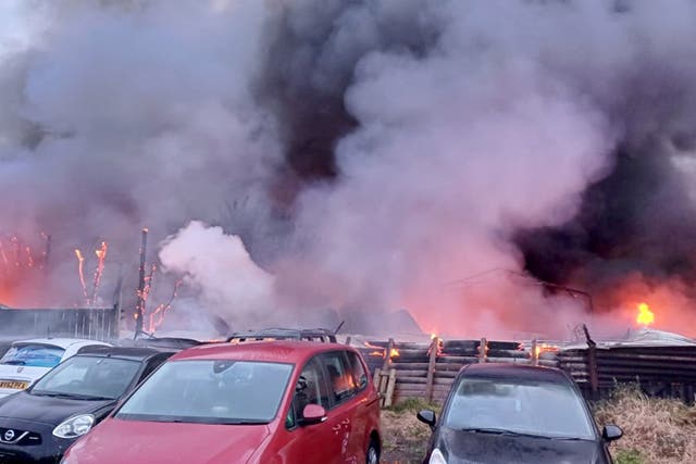 Erith fire: Londoners warned to keep doors and windows closed after 70 ...