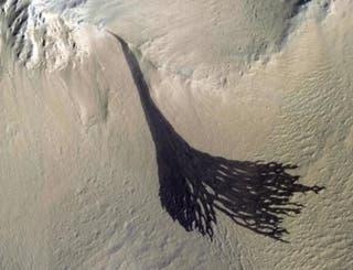 These mysterious dark ‘streaks’ on Mars aren’t what scientists ...