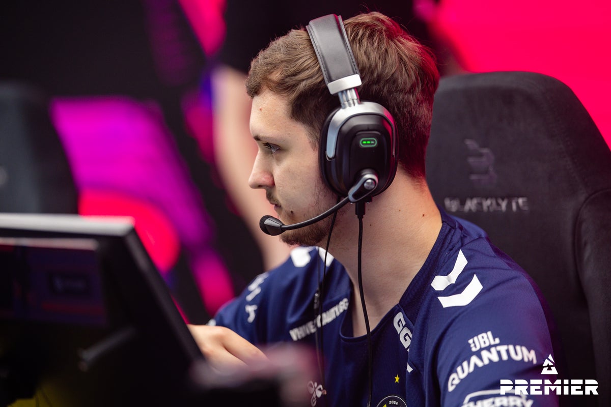 Father who ditched accountancy to be full-time gamer now earns over £ ...