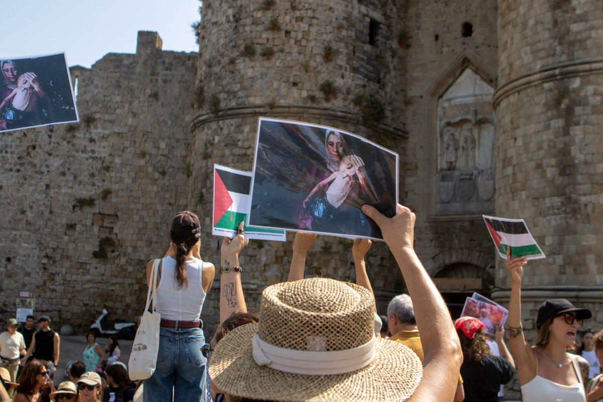 Police and pro-Palestinian protesters clash as Israeli cruise ship ...
