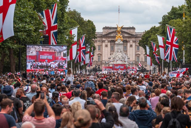 Fans pack out The Mall as victorious Lionesses celebrate Euro 2025 win ...