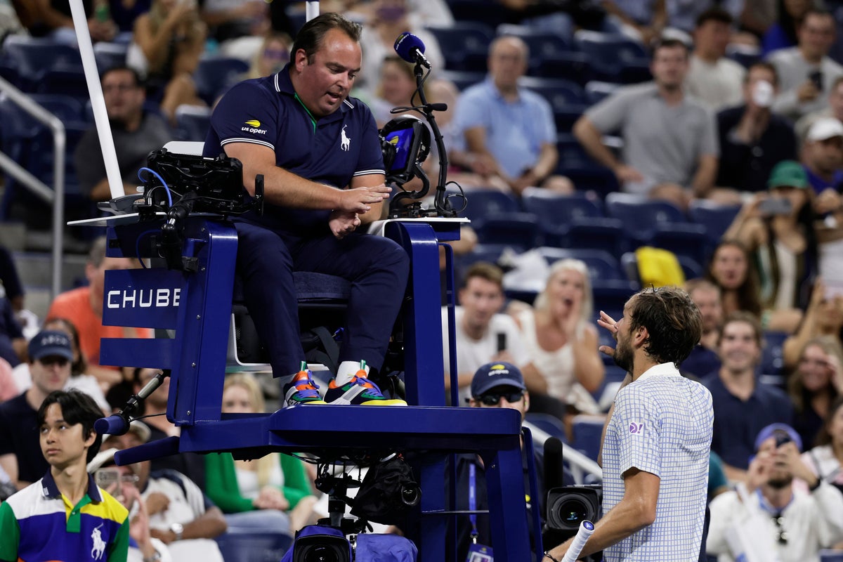 Daniil Medvedev smashes racket on ground in US Open meltdown | The Independent