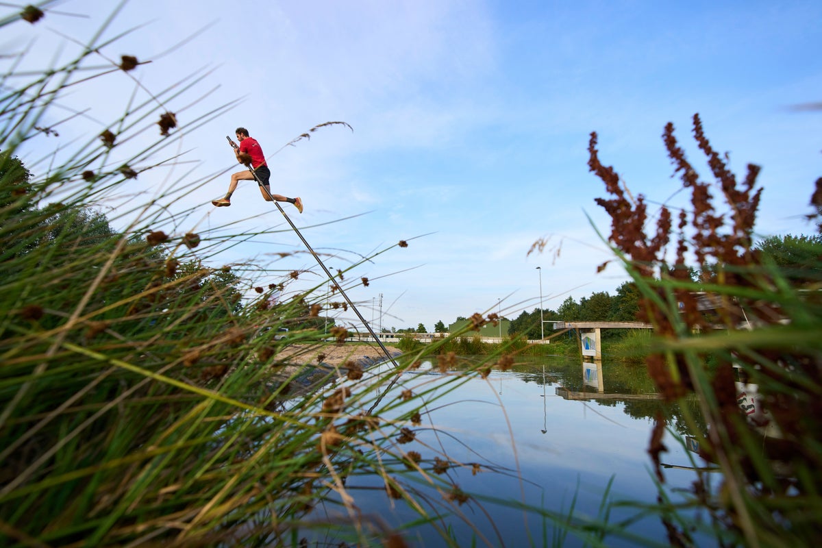 'You get to fly': Why Dutch athletes pole vault over canals | The ...