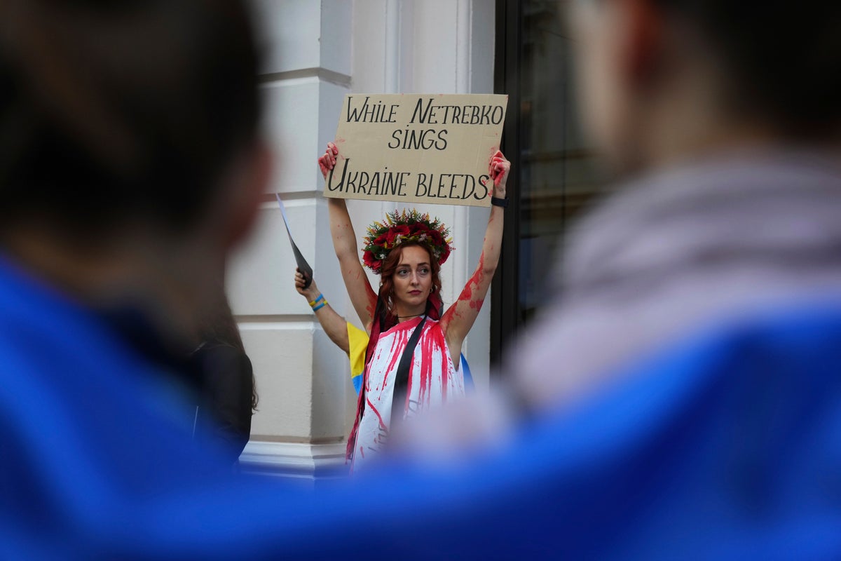 Royal Opera appearance by Russian soprano Anna Netrebko draws pro ...