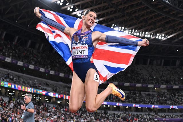 ‘Pretty lit’: Amy Hunt shocks the world with stunning 200m silver | The ...