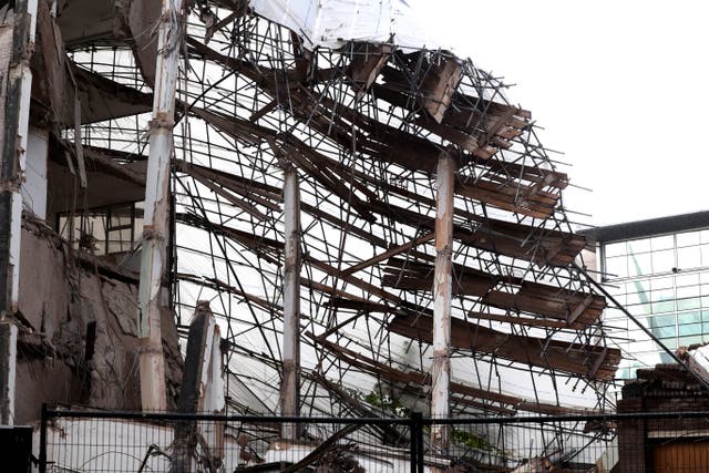 Building collapses in centre of Manchester as hundreds evacuated | The ...