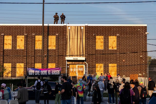 Judge orders ICE to improve Chicago ‘prison’ after immigrants break ...