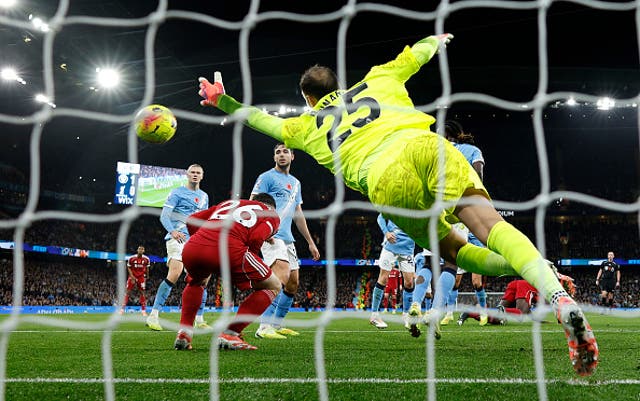 Howard Webb defends VAR’s decision to disallow Liverpool goal at Man ...
