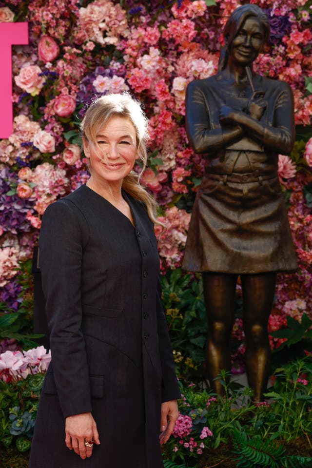 Bridget Jones statue unveiled at London landmark | The Independent