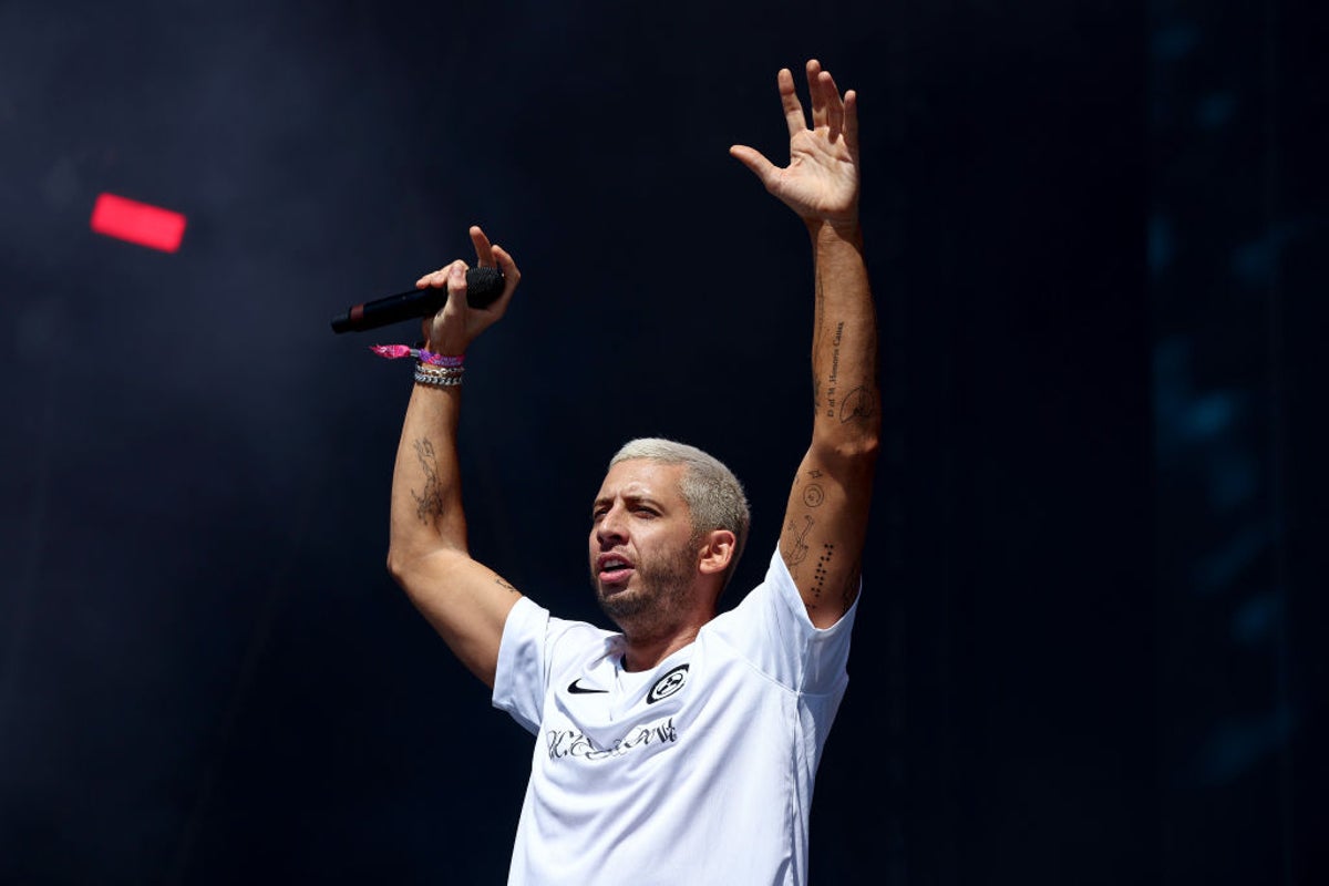 Singer suffers awkward blunder after telling pregnant disabled fan to ...