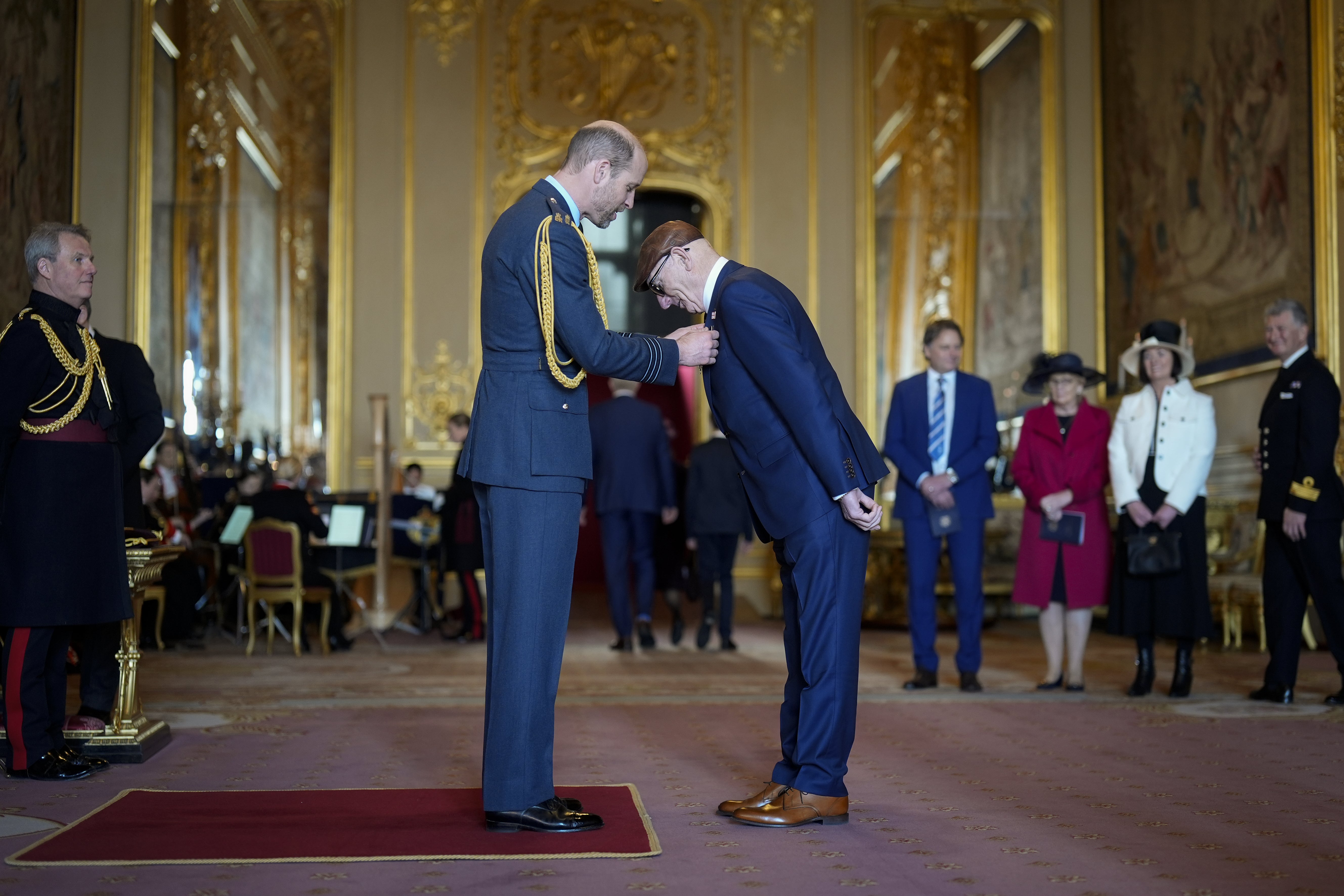 Oldham Athletic owner hands Prince of Wales note…