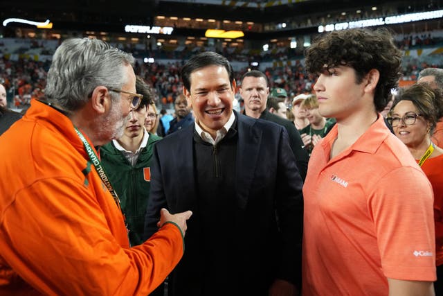 Trump gets thunderous reception at Miami vs Indiana college football ...