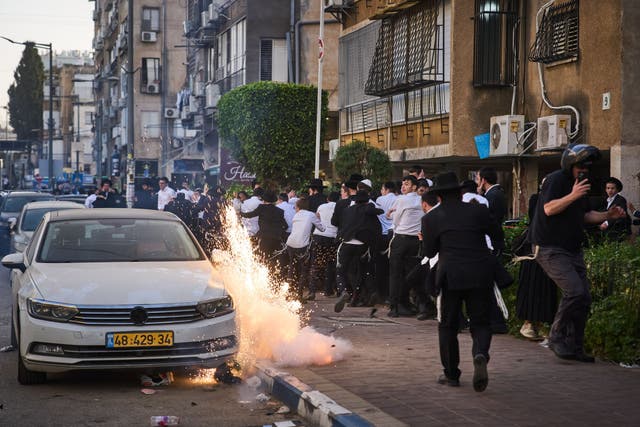 Two female Israeli soldiers rescued as they are chased by huge crowd of ...