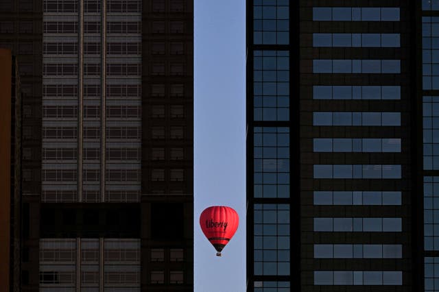 Hot air balloon with 13 onboard makes emergency landing in backyard ...