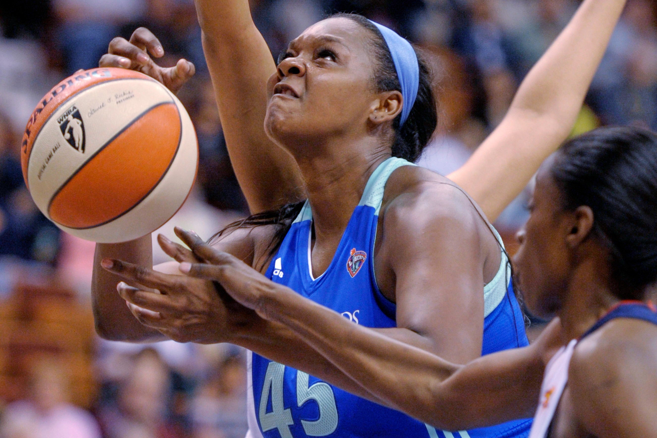2-time WNBA champion Kara Braxton dies at 43 after being in a car crash ...