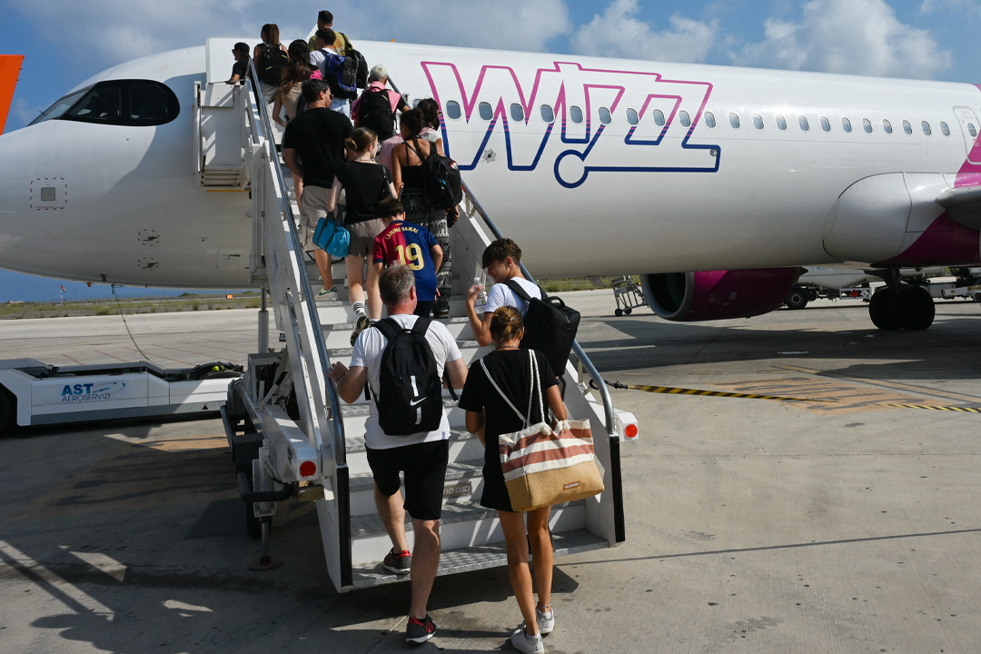 This £30 bag complies with Wizz Air’s strict hand luggage rules | The ...