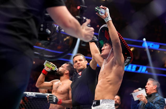 UFC 326 live: Max Holloway vs Charles Oliveira result, undercard and ...